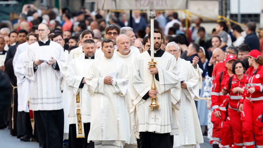 Corpus Christi procession is not sign of pride but invitation, pope ...