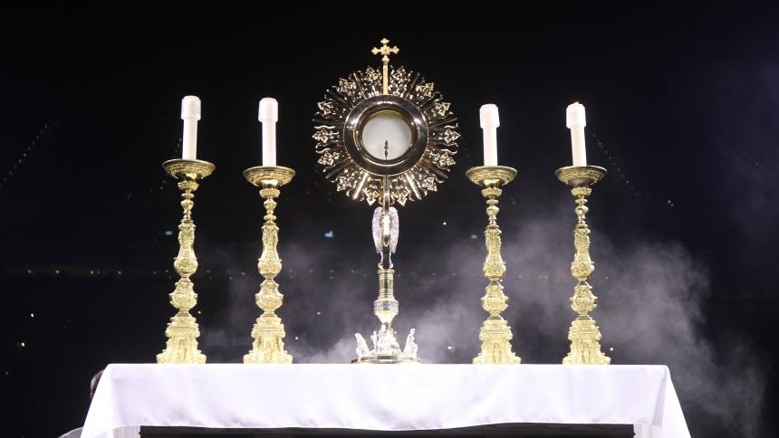 New texts for Eucharistic adoration, Communion outside Mass aim to ...